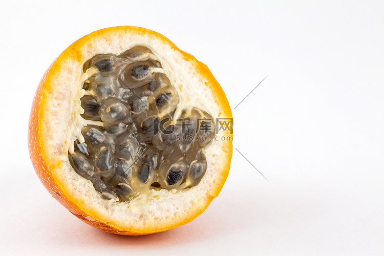 在白色 backgr 中分离的甜西番莲 (Passiflora ligularis)高清摄影大图-千库网