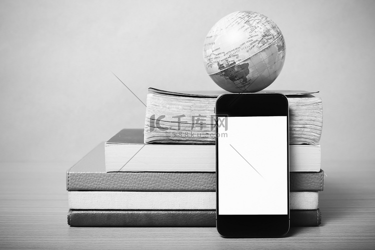 具有智能手机黑白色调的书和地球球高清摄影大图-千库网