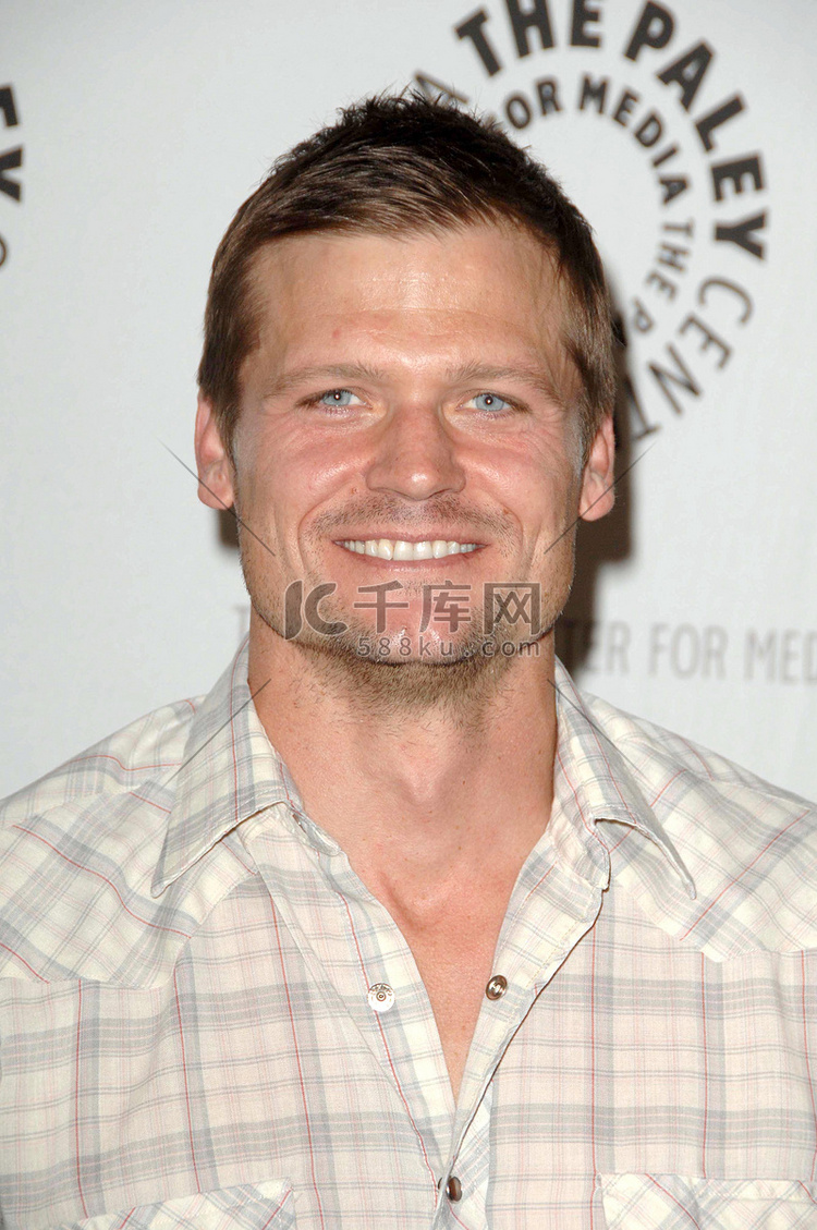 贝利追逐在拯救恩典第 3 季首映和讨论小组。高清摄影大图-千库网