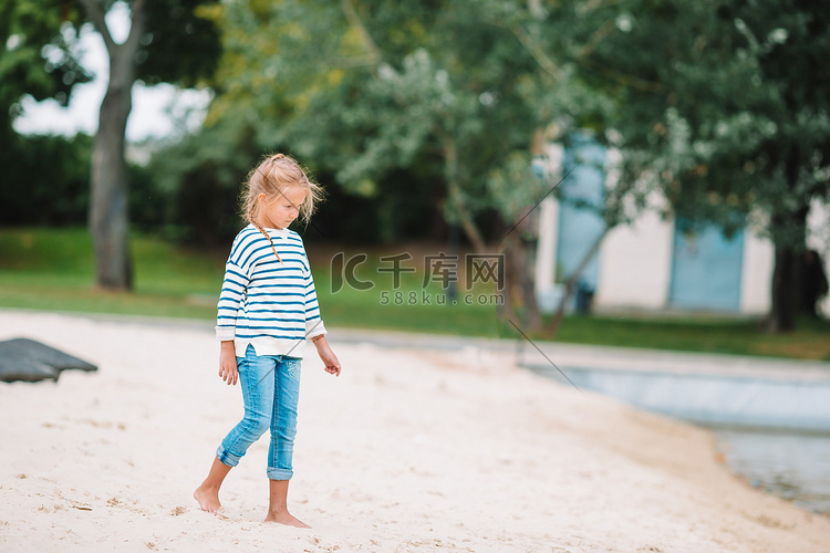 海滩的美丽的小女孩获得乐趣。高清摄影大图-千库网