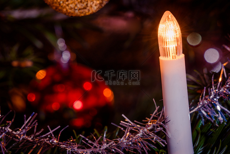 圣诞树上的圣诞灯高清摄影大图-千库网