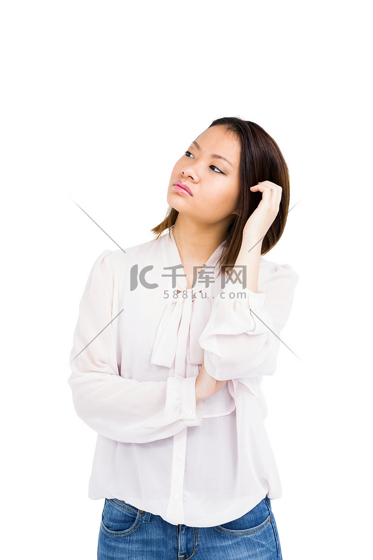忧心忡忡的年轻女人把目光移开高清摄影大图-千库网