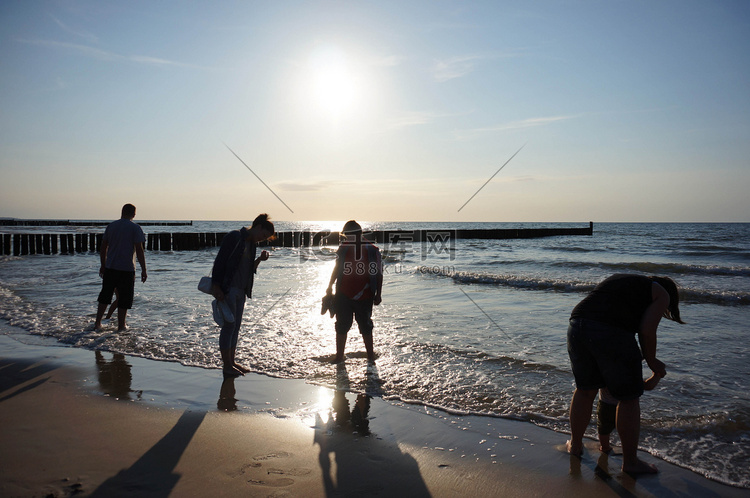海滩人高清摄影大图-千库网