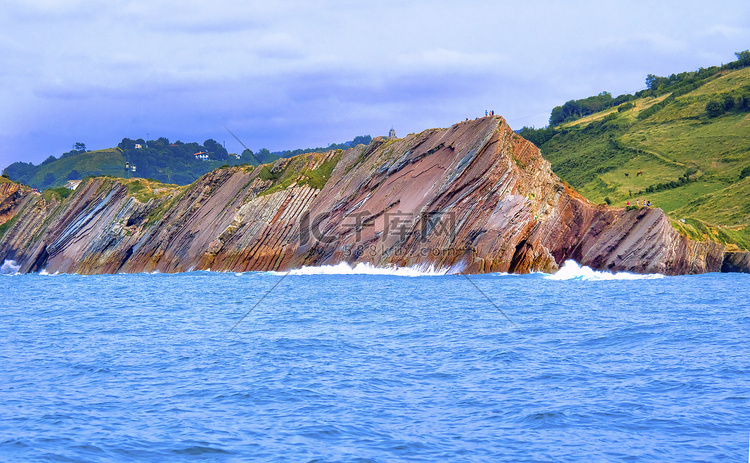 陡峭倾斜的 Flysch 层，西班牙巴斯克海岸联合国教科文组织世界地质公园高清摄影大图-千库网