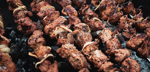 在烤肉架上烤串高清摄影大图-千库网
