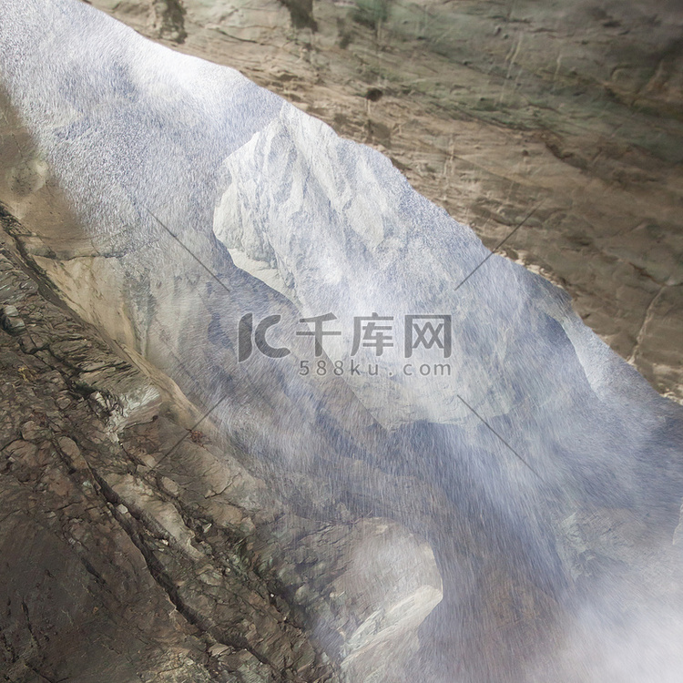 特鲁梅尔巴赫瀑布（Trummelbachfalle），瀑布在山中高清摄影大图-千库网