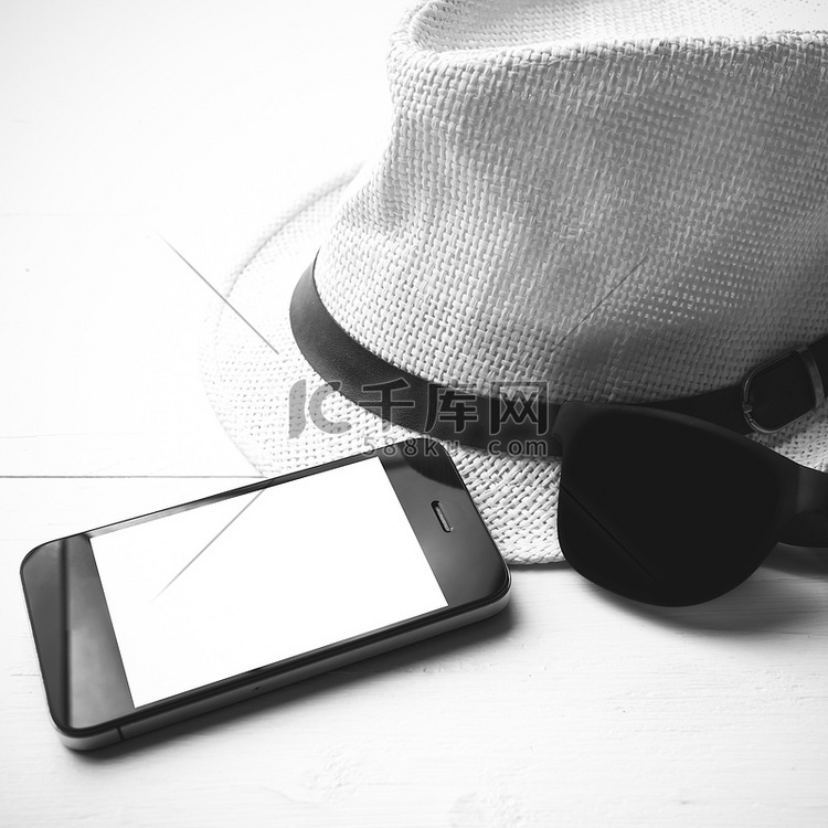 帽子太阳镜和智能手机黑白颜色高清摄影大图-千库网