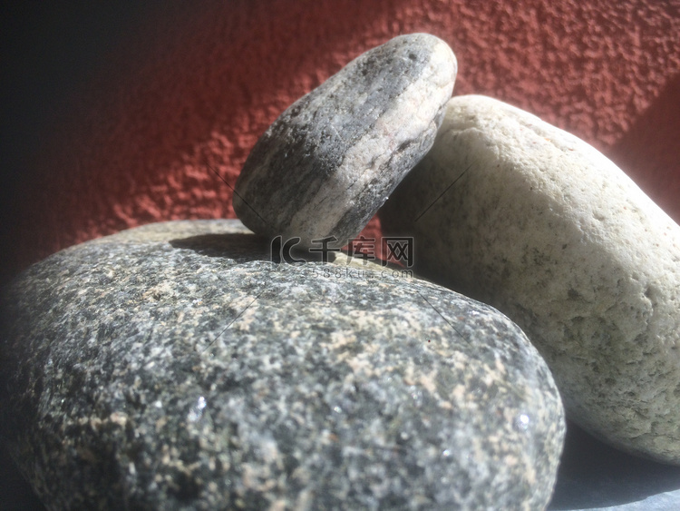 红色的石头高清摄影大图-千库网