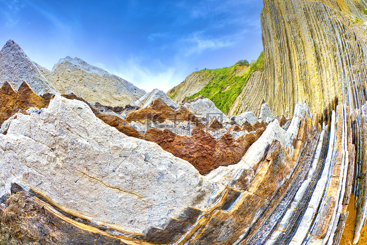 陡峭倾斜的 Flysch 层，西班牙巴斯克海岸联合国教科文组织世界地质公园高清摄影大图-千库网