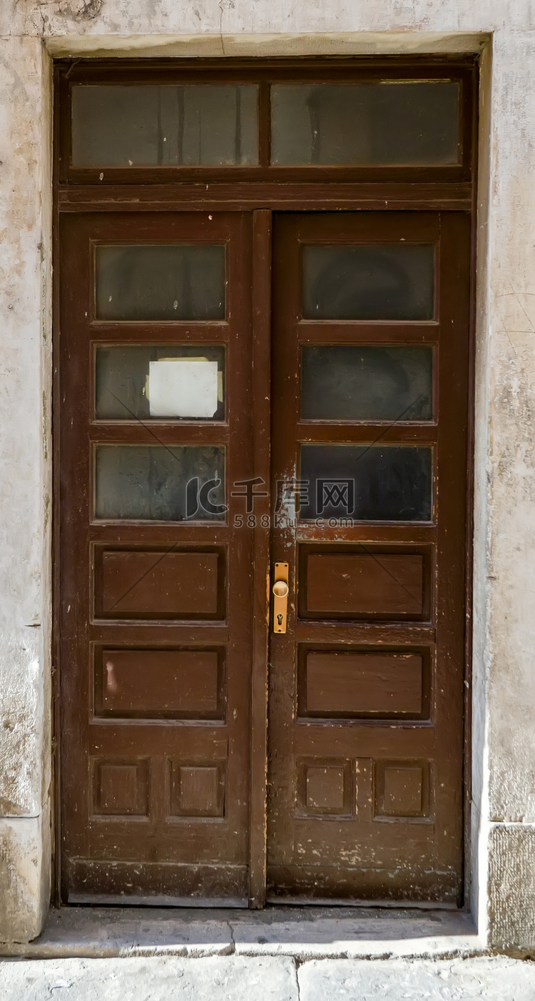 旧棕色衣衫褴褛的破旧木门高清摄影大图-千库网