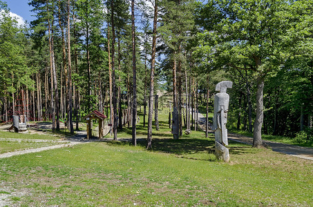 看往古老堡垒 Tsari Mali grad 的索桥高清摄影大图-千库网