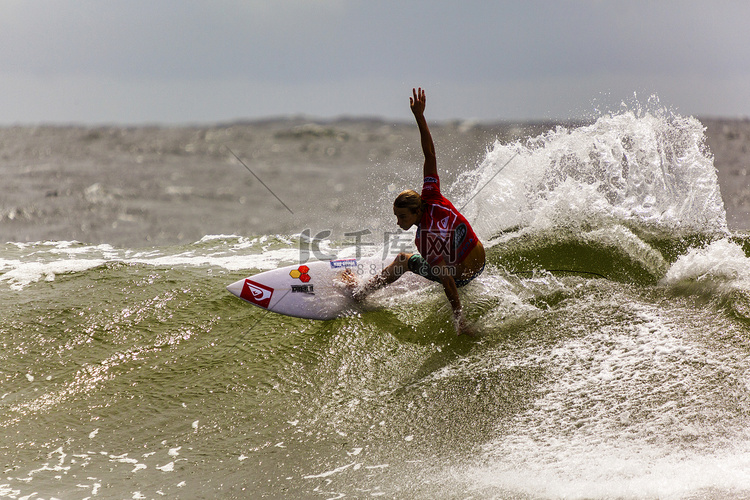 Surfer 参加 Quicksilver & Roxy Pro 世界冠军赛高清摄影大图-千库网