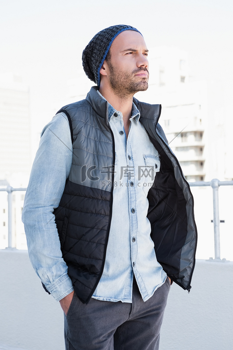 自信的年轻人穿着无檐小便帽和夹克高清摄影大图-千库网