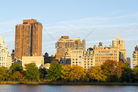 UES 的秋季树木高清摄影大图-千库网