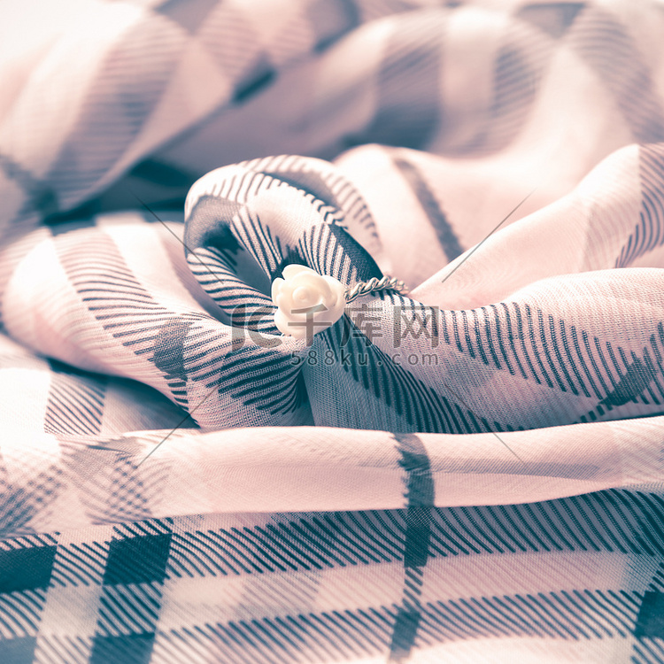 围巾上的戒指复古风格高清摄影大图-千库网