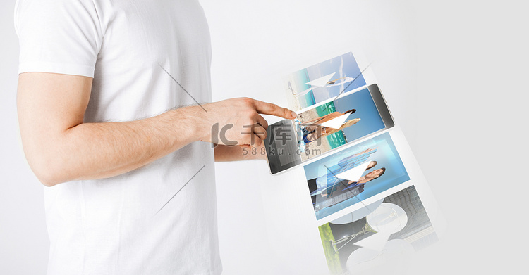 拿着平板电脑看视频的男人高清摄影大图-千库网