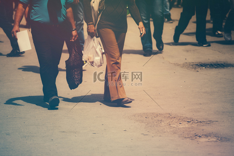 行人走在街上的复古色调形象高清摄影大图-千库网