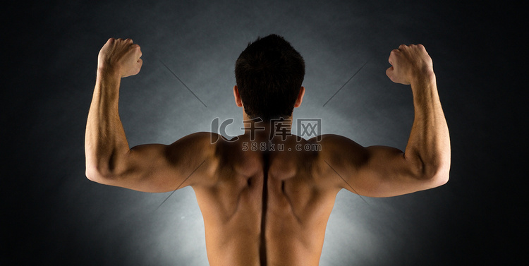 从后面的年轻男性爱好健美者高清摄影大图-千库网