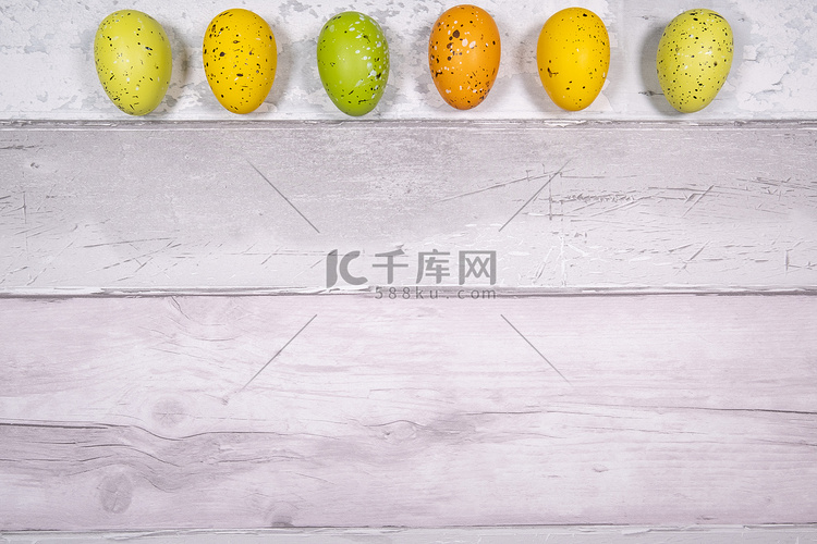 在老 woode 背景的绿色和橙色黄色复活节彩蛋高清摄影大图-千库网