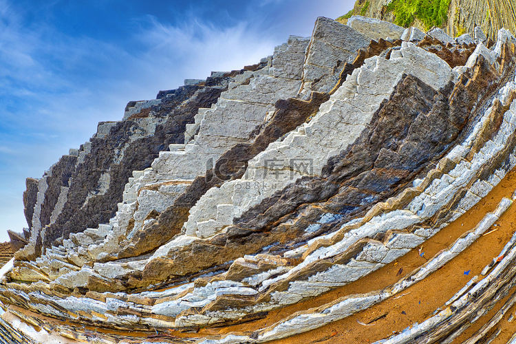 陡峭倾斜的 Flysch 层，西班牙巴斯克海岸联合国教科文组织世界地质公园高清摄影大图-千库网