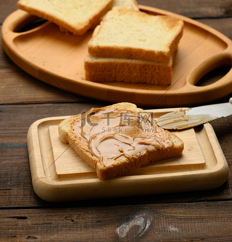 一块方形白小麦面粉上的花生酱，早餐高清摄影大图-千库网