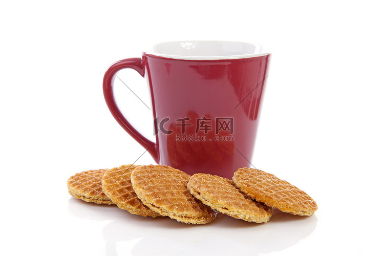 一堆典型的荷兰 stroopwafels（加糖浆）靠近咖啡杯高清摄影大图-千库网
