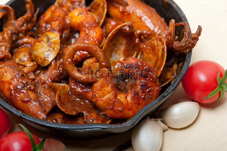 在铁锅上炖新鲜海鲜高清摄影大图-千库网