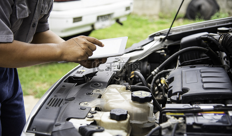 专业技工检查汽车发动机用 t 搜索数据高清摄影大图-千库网