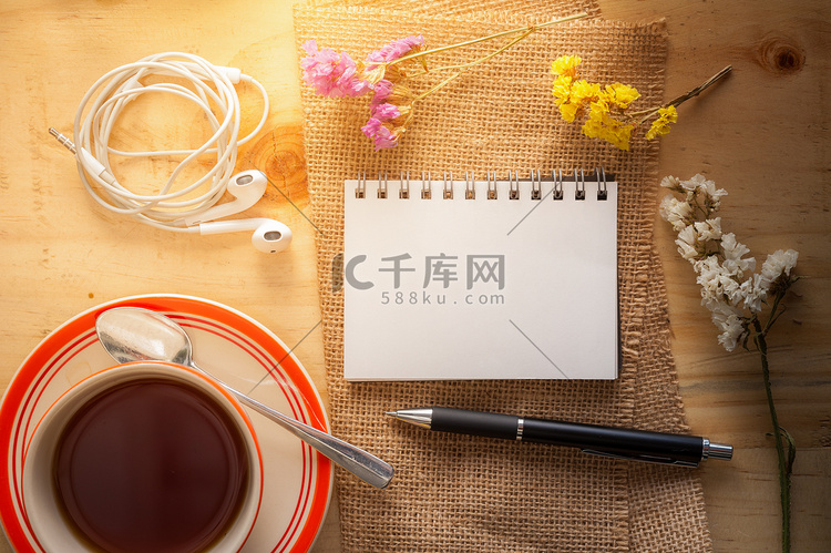 在木桌上的记事本高清摄影大图-千库网