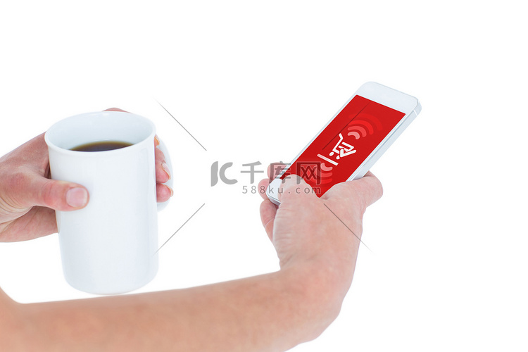 女性手持咖啡时使用智能手机的合成图像高清摄影大图-千库网