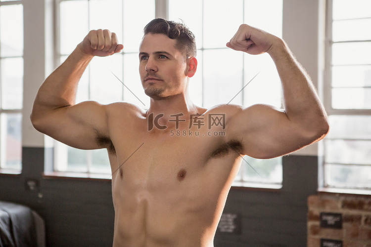 展示肌肉的肌肉男高清摄影大图-千库网