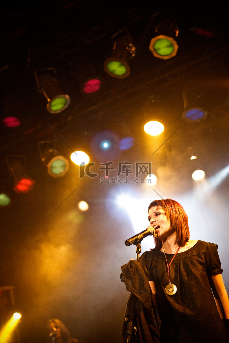 莫斯科-3 月 9 日：Razoom 乐队在马克的 OTV2 现场表演中表演高清摄影大图-千库网