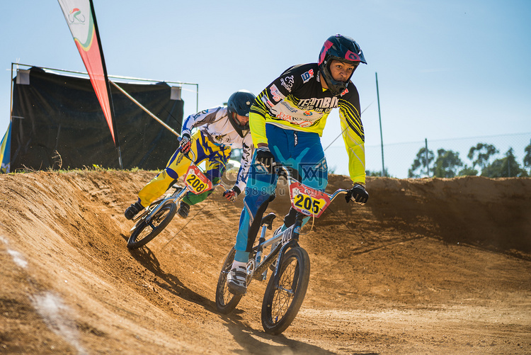 塞尔吉奥·塔雷略 (Sergio Tarelho) 随后是路易斯·杜阿尔特 (Luis Duarte)高清摄影大图-千库网