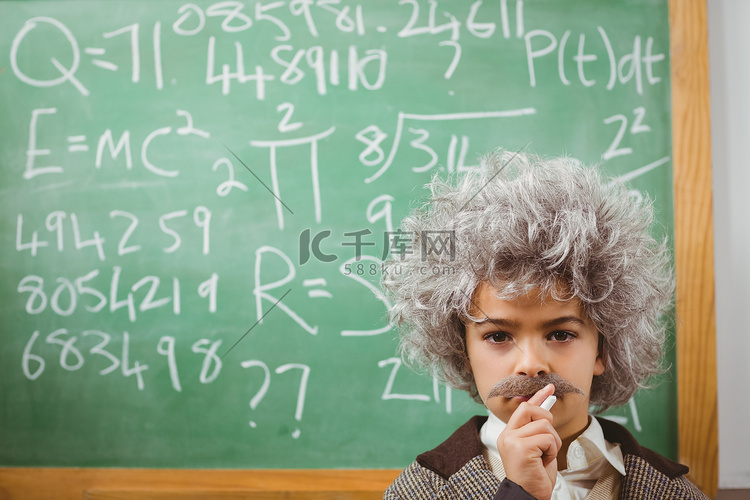 小爱因斯坦在黑板前思考高清摄影大图-千库网