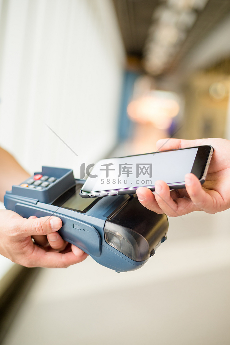 妇女通过 NFC 技术支付高清摄影大图-千库网