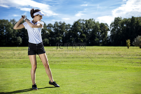 漂亮的女孩在草地上打高尔夫球高清摄影大图-千库网