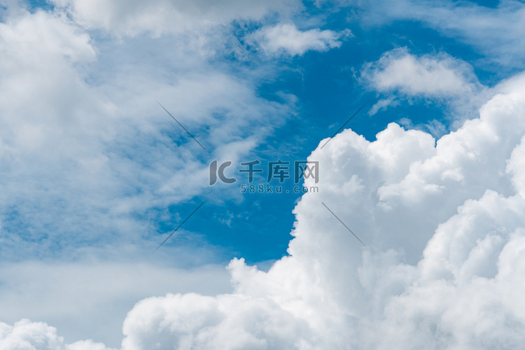 蓝天和白色积云在晴天。高清摄影大图-千库网