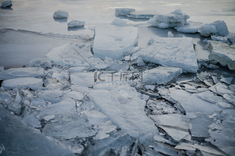 冰岛的一个结冰的湖高清摄影大图-千库网