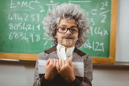 小爱因斯坦在黑板前拿着书高清摄影大图-千库网