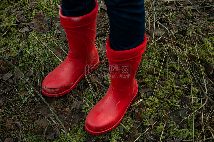 穿红色橡胶靴的森林女孩高清摄影大图-千库网