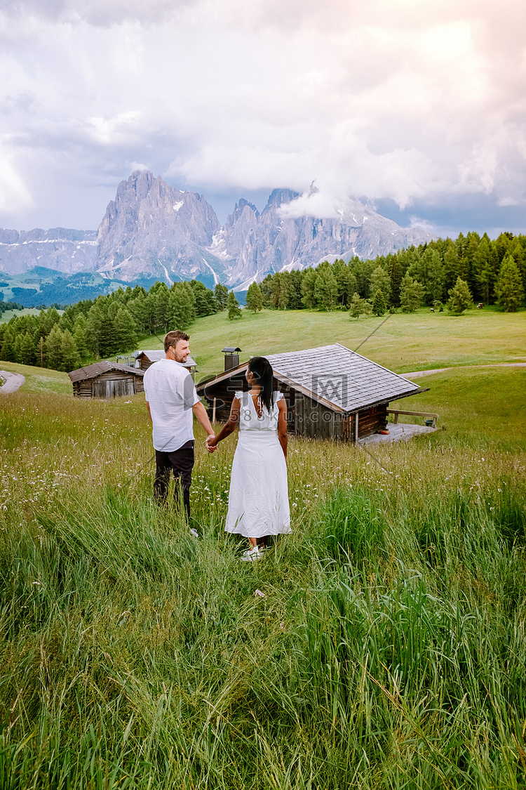 一对男女在意大利多洛米蒂山度假，Alpe di Siusi - Seiser Alm Dolomites, Trentino Alto ...