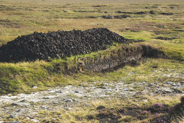 爱尔兰泥炭沼泽高清摄影大图-千库网
