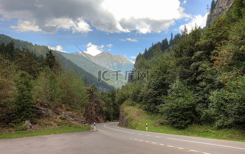 欧洲瑞士阿尔卑斯山风景如画的空路。高清摄影大图-千库网