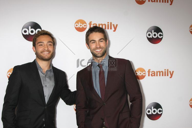 , Ed Westwick, Chace Crawford 在 ABC TCA 2015 年夏季新闻巡演派对上，贝弗利希尔顿酒店，贝弗利山 ...