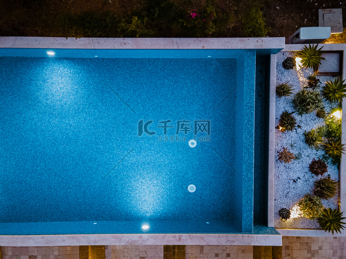 意大利西西里岛 Selinunte 的豪华度假村，可欣赏到葡萄酒田的景色，无边泳池可欣赏到葡萄酒田的景色高清摄影大图-千库网