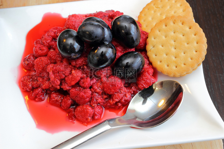 红葡萄和野树莓高清摄影大图-千库网