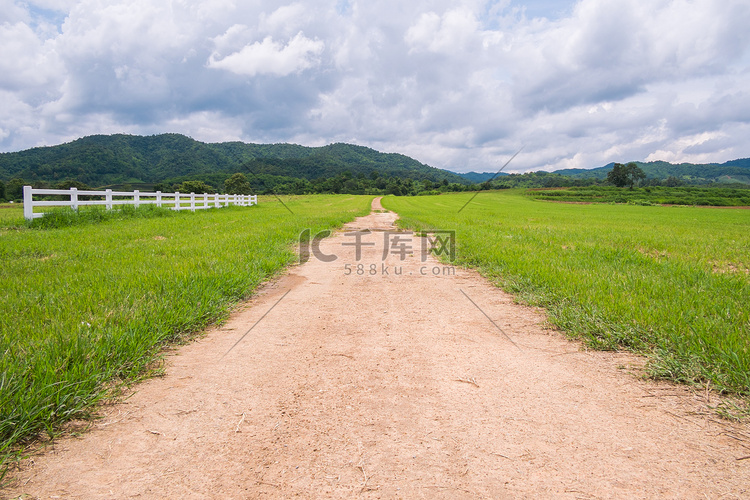 多云的农田道路高清摄影大图-千库网