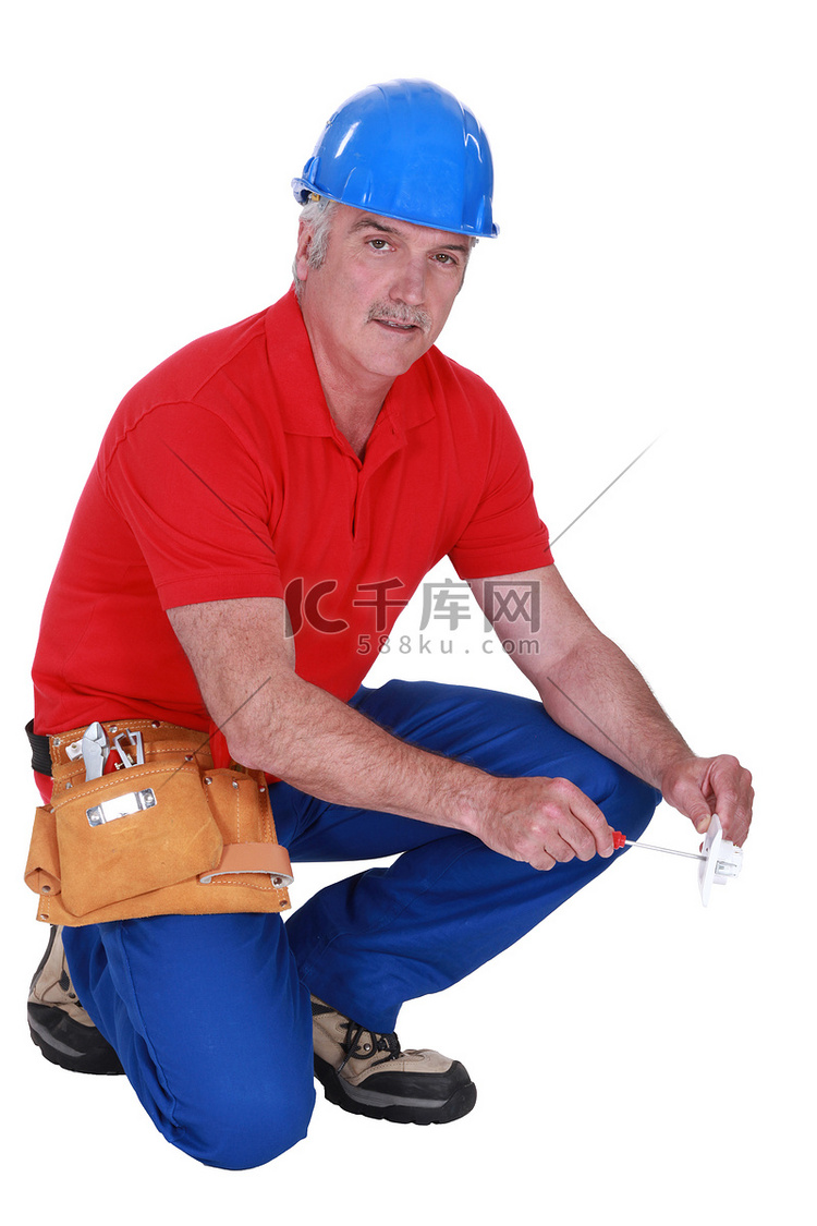 蹲着的成熟工匠高清摄影大图-千库网