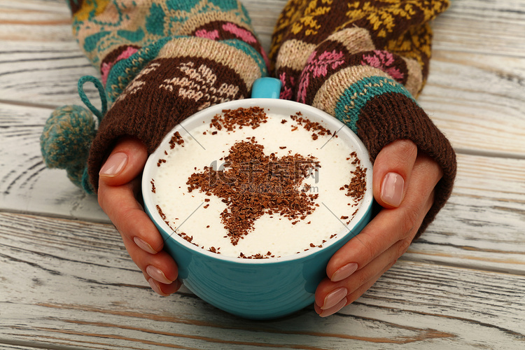 女人的手拿着满满的拿铁卡布奇诺咖啡杯高清摄影大图-千库网