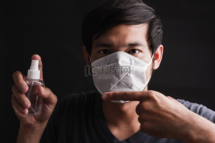 戴防护面罩的男子害怕眼睛拿着节目 saniti高清摄影大图-千库网
